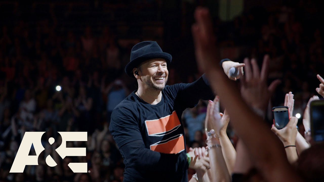 Wahlburgers: Donnie Performs for Alma (Season 5, Episode 4) | A&E - YouTube