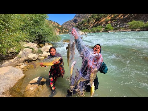 🌊🎣 Soghra, the Nomadic Woman, Catches Giant Fish in a Raging River to Feed Her Children! 🐟😱❤️