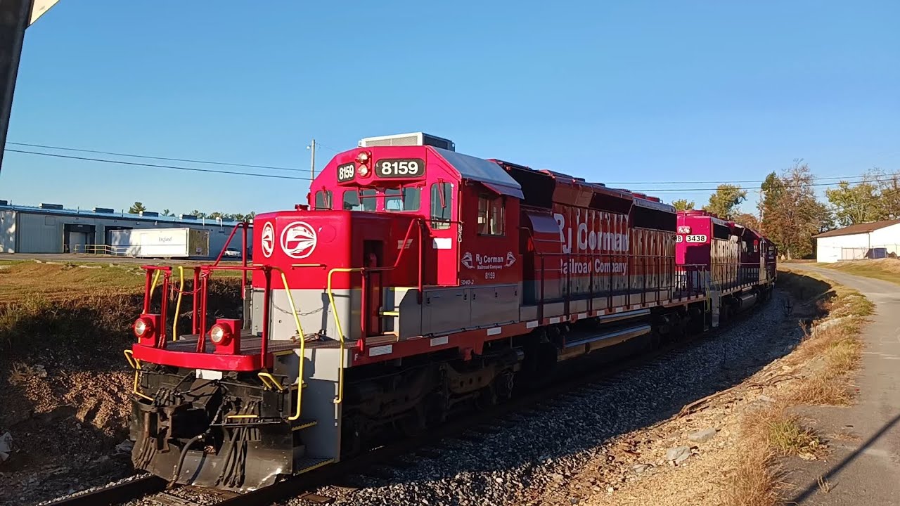 RJ Corman 8159 leads loaded coal train through New Tazewell, TN! - YouTube