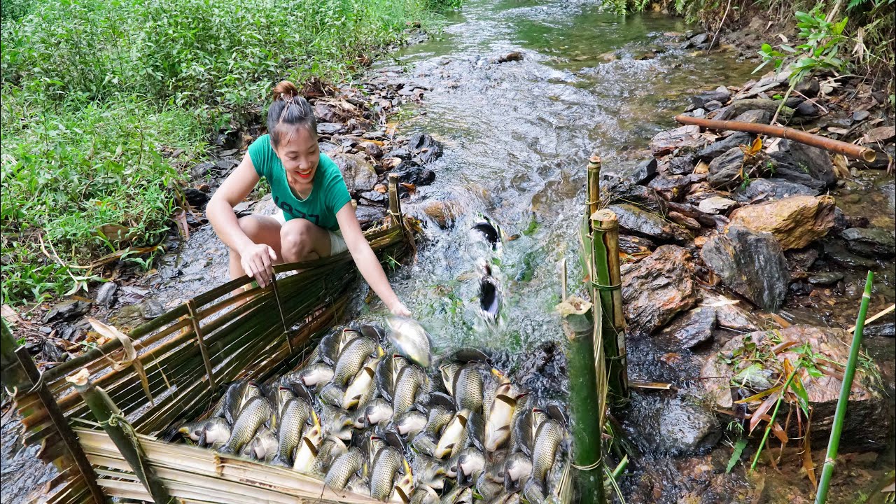 How To Set A Fishing Net With Woven Bamboo. Build Floating Farm On A ...