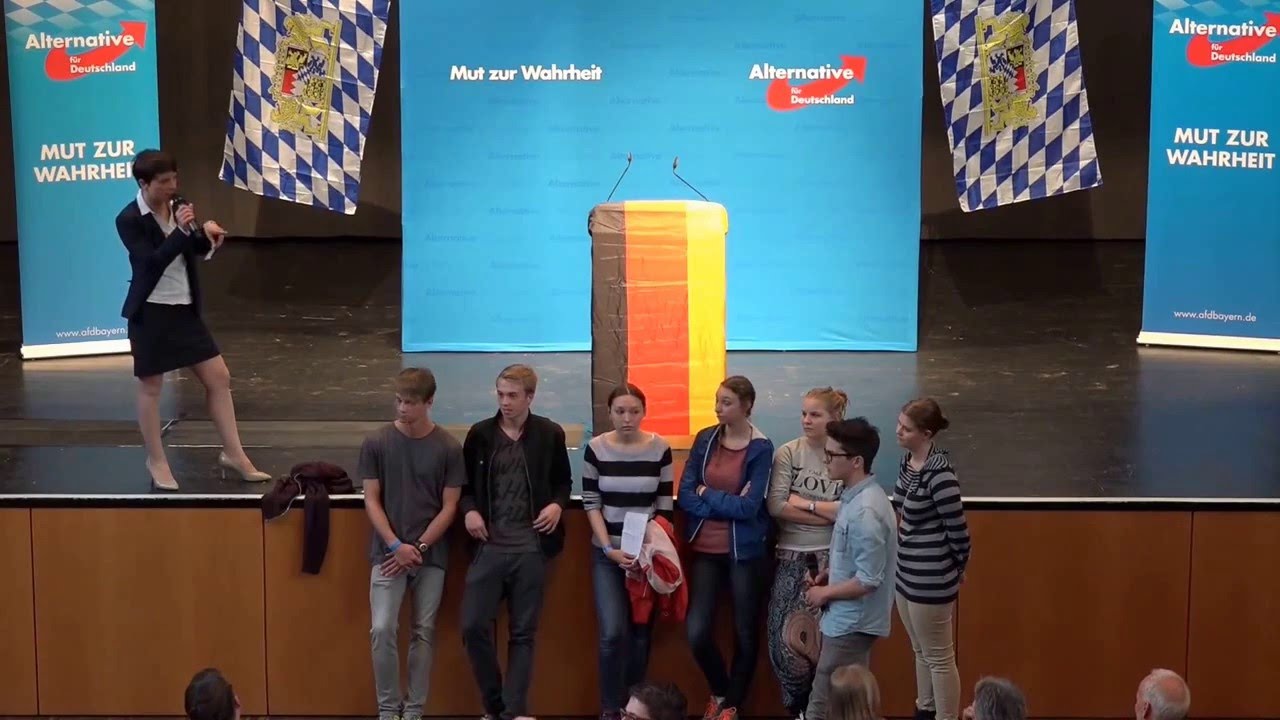 GENIAL! Frauke Petry (AfD) zerlegt linke Gegendemonstranten! - YouTube