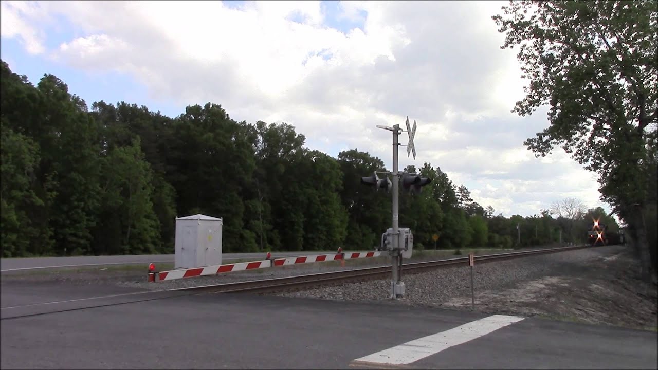 NS 9347 leads NS 92Q past Cedar Mountain Stone - YouTube