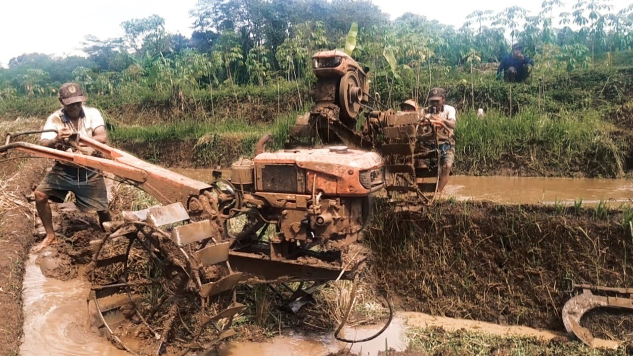 tractor working on soft rice fields.!!! traktor tractor - YouTube