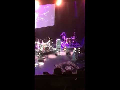 Googoosh singing Koulee  w/ Naser Cheshmazar Piano - Beacon Theatre NYC 2018 -