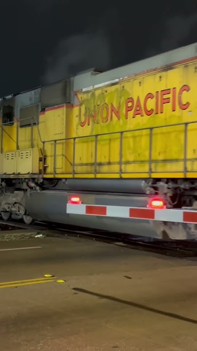 UP 7630 Lead Manifest Train #unionpacific - YouTube