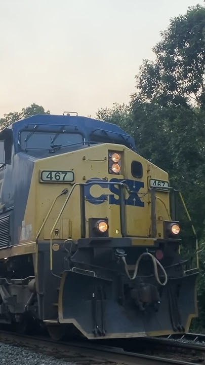 CSX M426 powers upgrade in notch 8 with YN2 #467 leading - YouTube