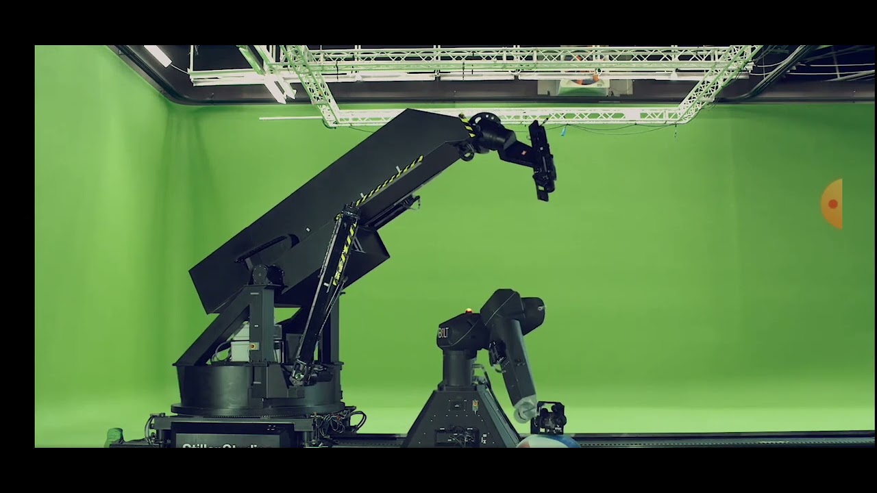 Two Robots Whising Luxo JR in Moco JR (Dos robots representan a Luxo JR Moco Jr) - YouTube