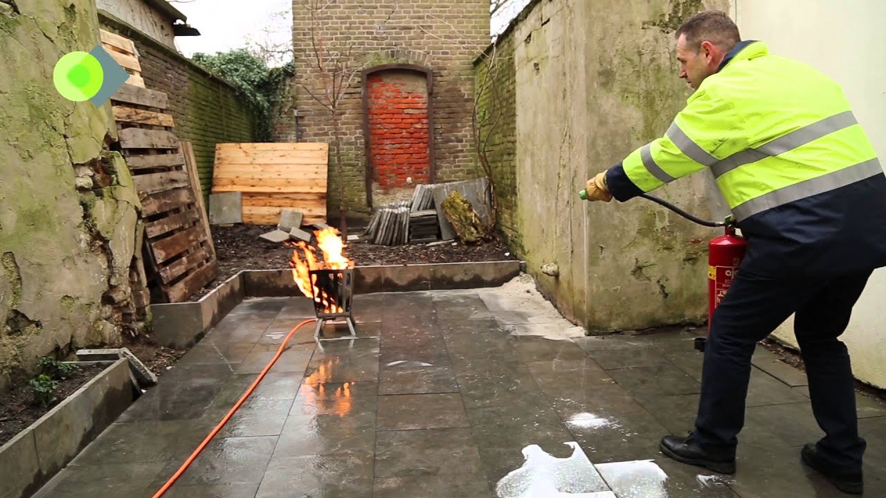 Vaste stoffen brand blussen met schuimblusser (met voice over) - YouTube