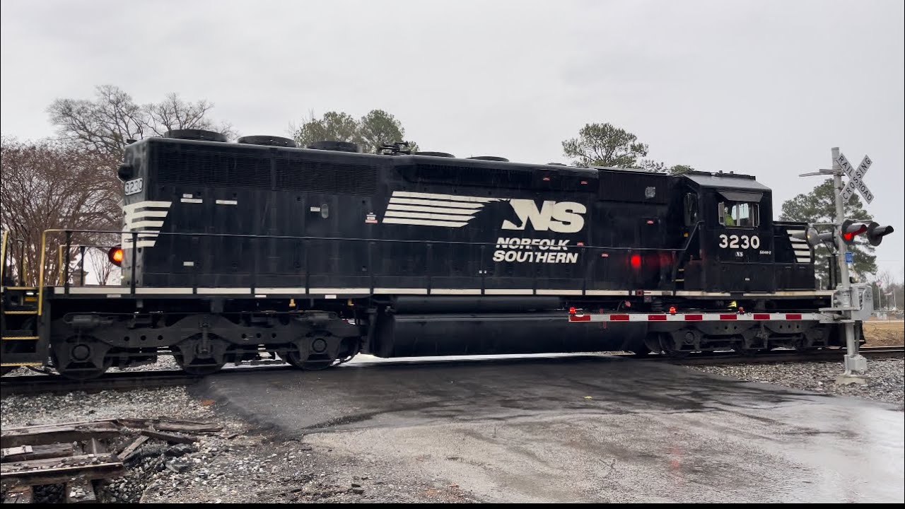 NS 3230 with AWESOME P5 horn pulls out of the yard at Decatur, AL! - YouTube