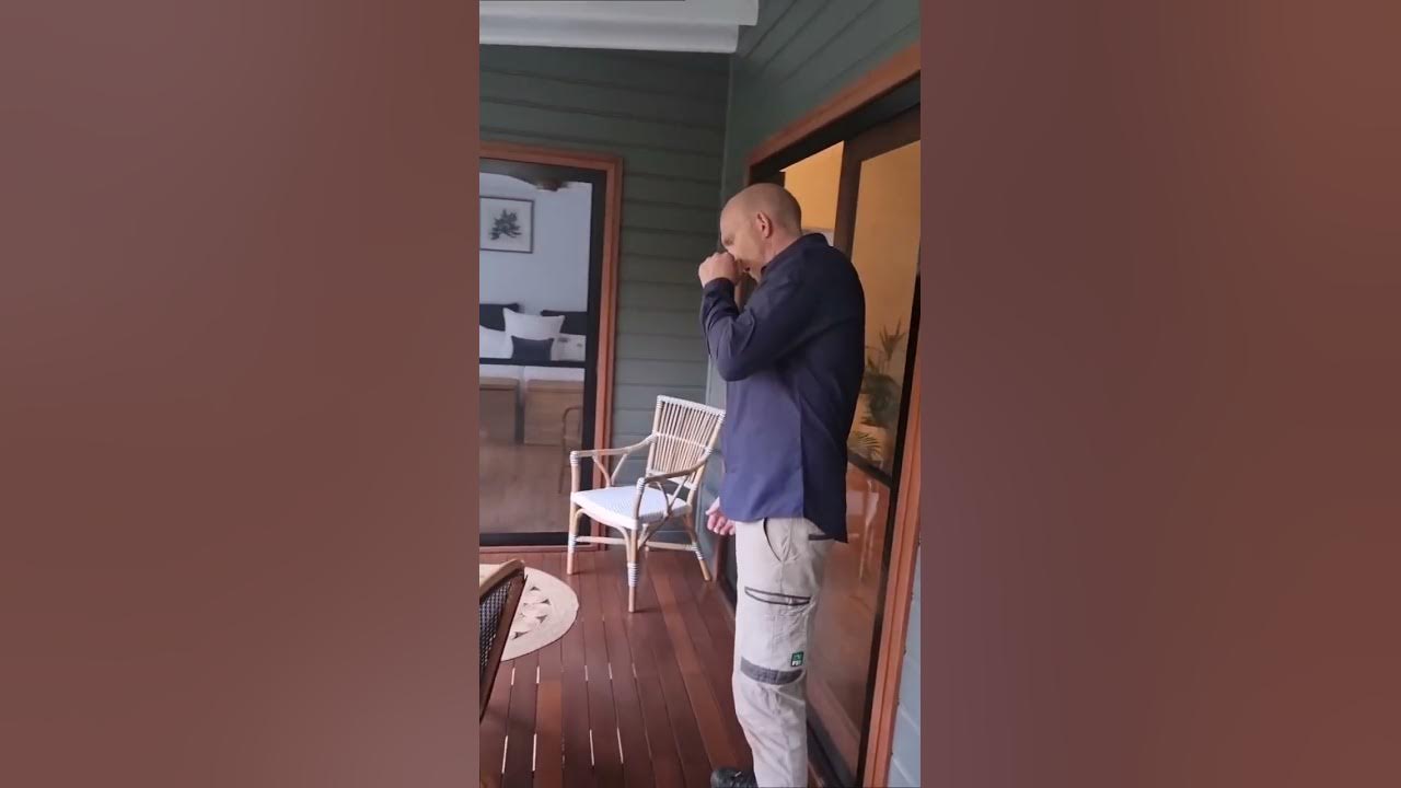 Huge Carpet Python on a balcony! - YouTube