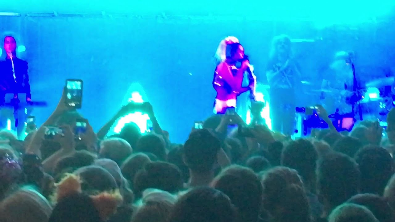 Miley Cyrus and Her Dead Petz - Milky Milky Milk - Tour, Chicago ...