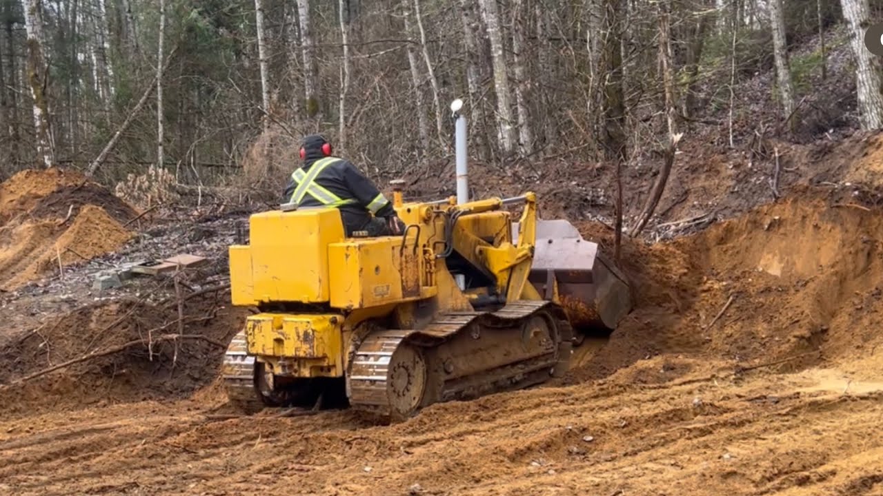 The old crawler loader back at work! - YouTube