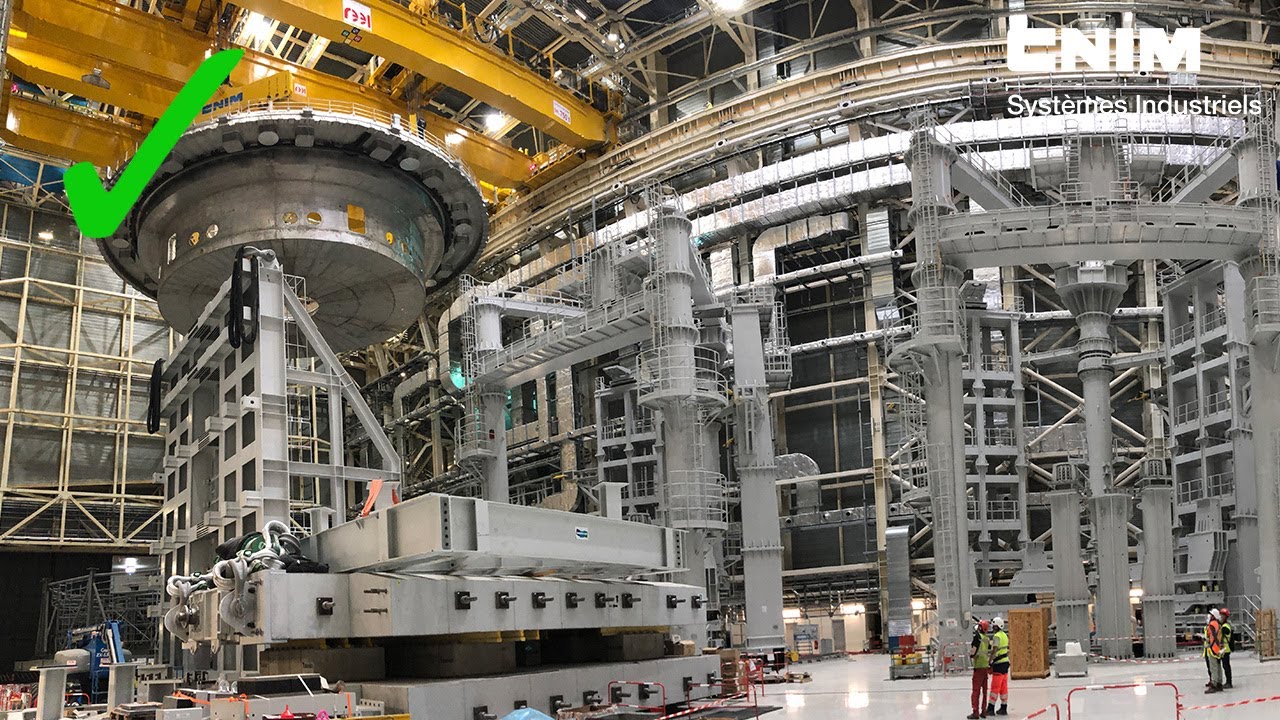 La base du cryostat d'ITER - 1250 tonnes - est en place - YouTube