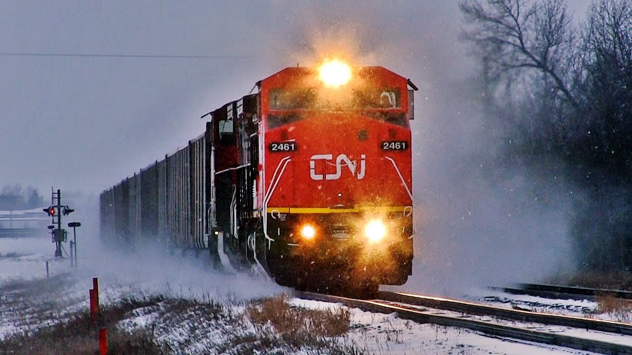 Fast CN Trains Blowing Snow All Over! C40-8W with Flashing Ditch Lights ...