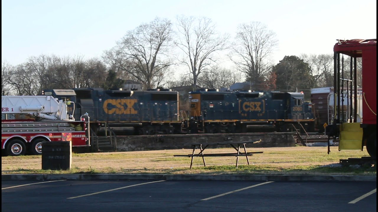 CSX 2761 and CSX 2060 lead M765 passed Bridgeport, AL - YouTube
