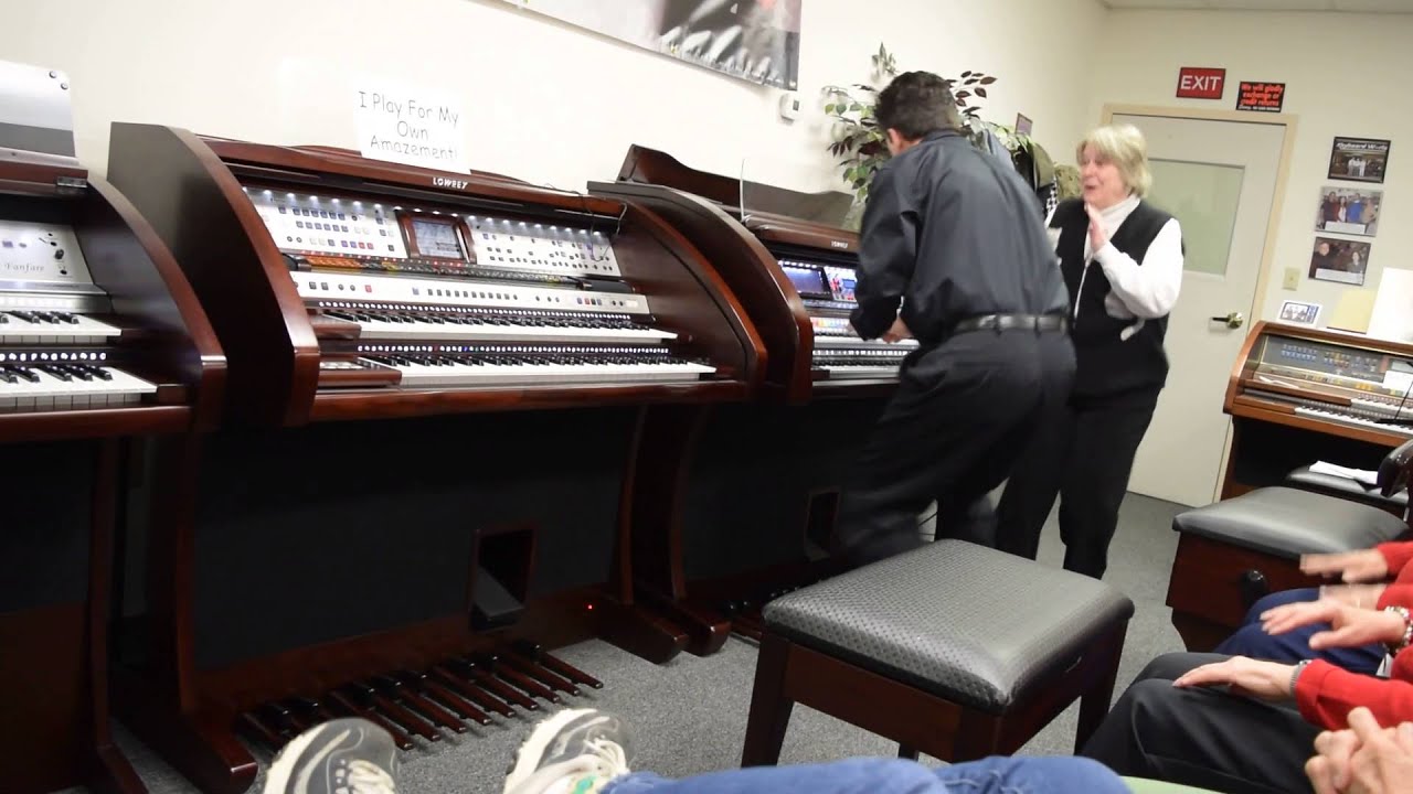 Mike Pusker-SLEIGH RIDE-Christmas Concert-12-18-15-Lowrey Organ ...