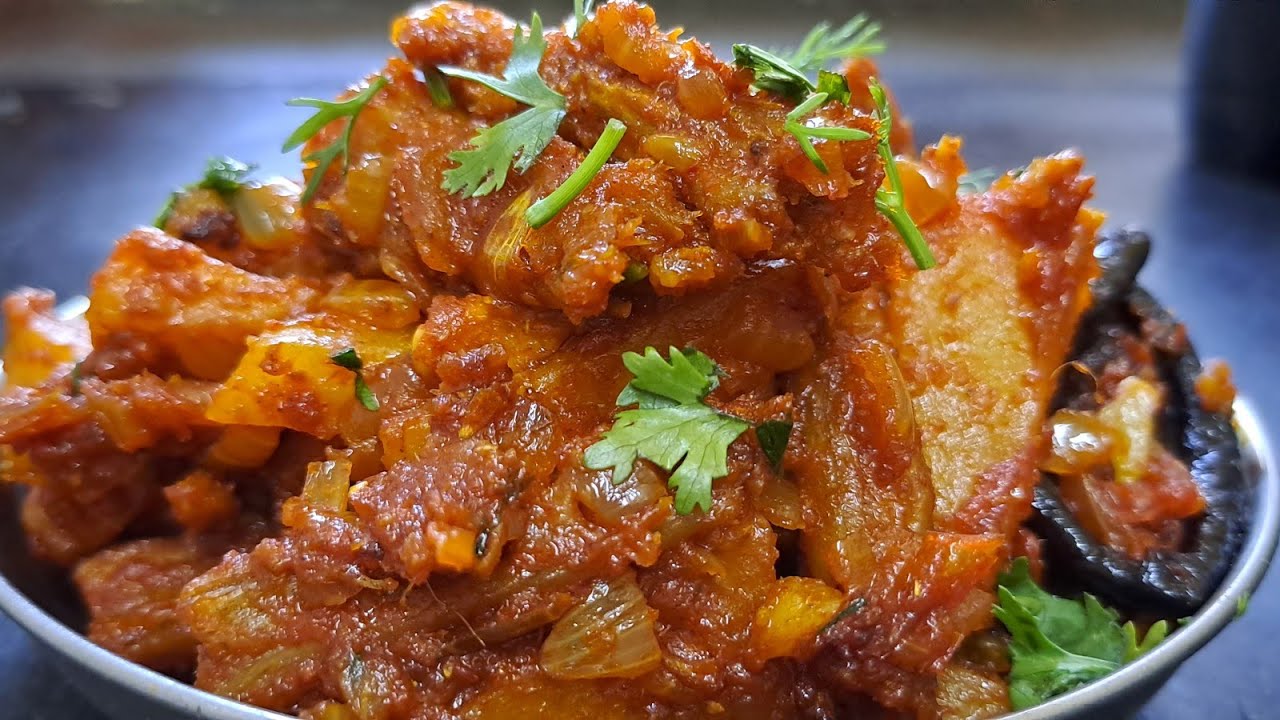 झणझणीत बोंबील बटाटा भाजी | Suke Bombil batata bhaji | Dry Bombay duck ...