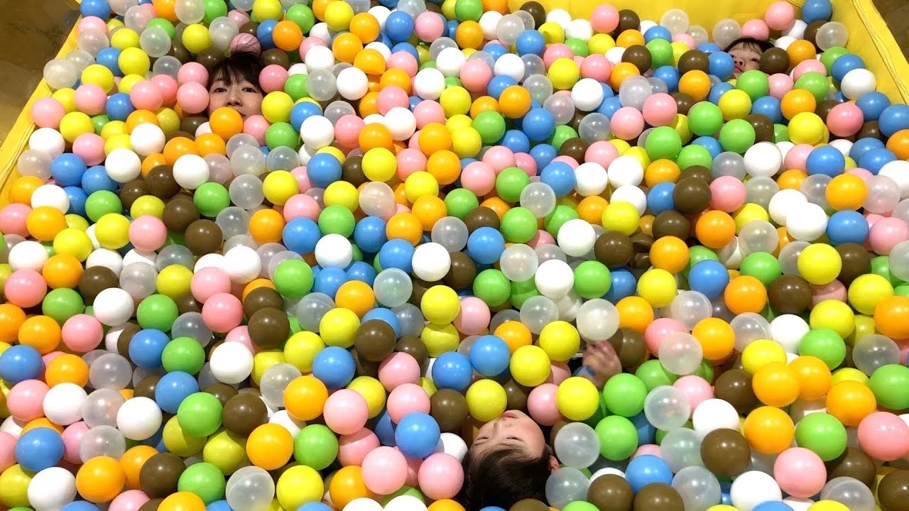 カラーボールプールでかくれんぼ★普段遊び 室内遊具 おでかけ Kids Family Fun Playground color ball ...