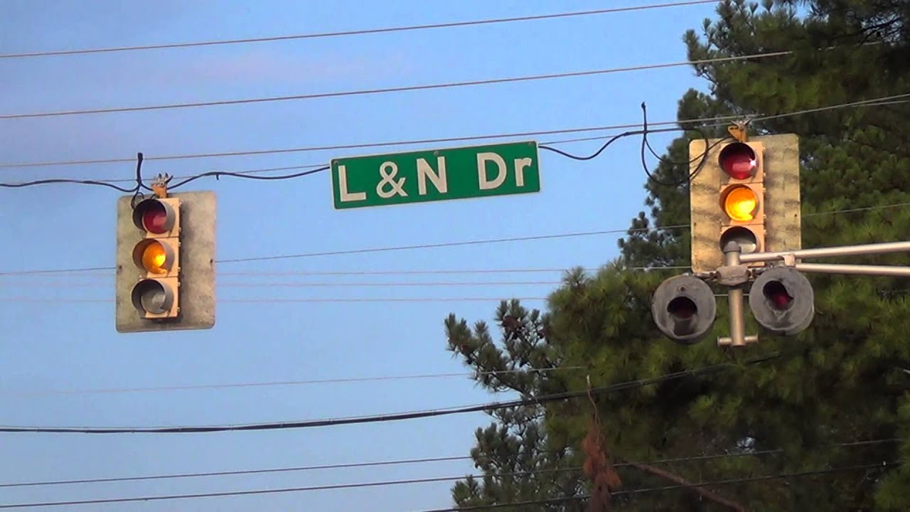 Flashing Winkomatic Traffic Lights - YouTube