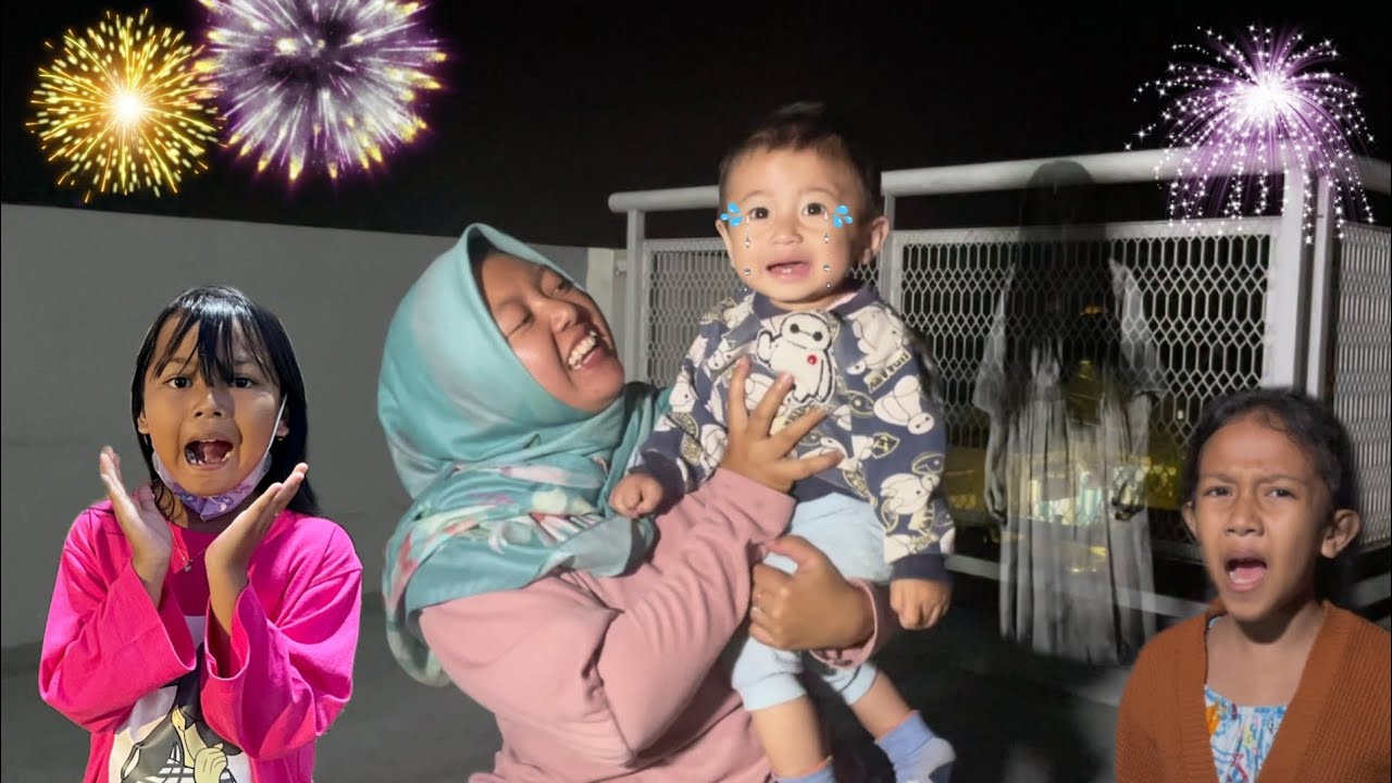 DEDE BAYI NANGIS MALAM-MALAM MAIN DI ATAS BALKON 😱 LIHAT KEMBANG API DI ...