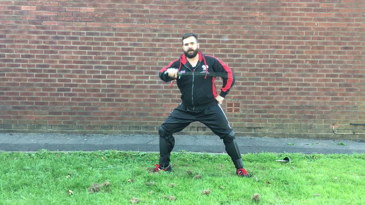 To point the sword at the opponent or not? - YouTube