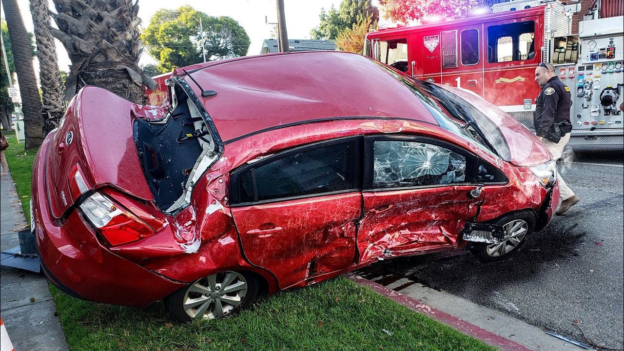 THREE CARS TOTALED IN CRASH CAUGHT ON DASH CAM - YouTube