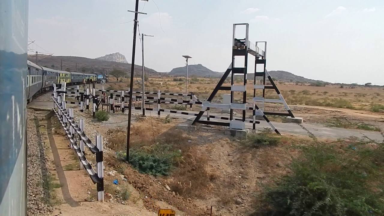 Indian Railways: 11013 Kurla Express Negotiates Awesome Gooty Curve ...