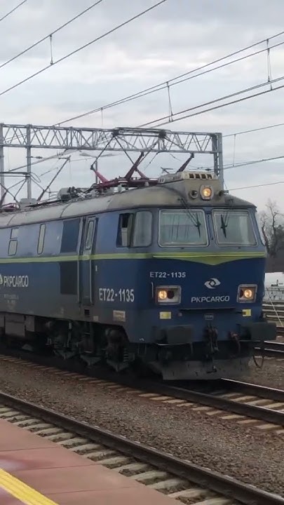 Przejazd ET22-1135 ze światłami TV - YouTube