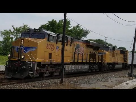 UP 8026 Leads CSX Q686 through Terre Haute, IN - YouTube