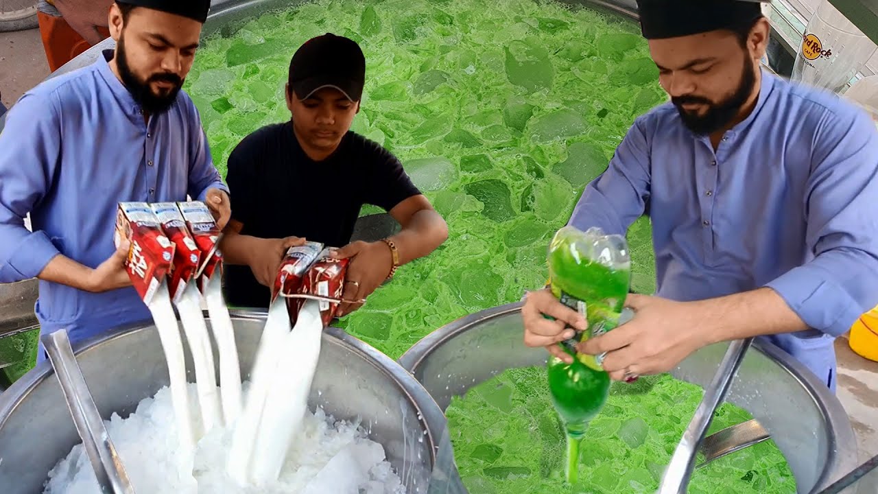 Refreshing PAKOLA MILKSHAKE | Street Drink Of Karachi | Pakola Doodh ...