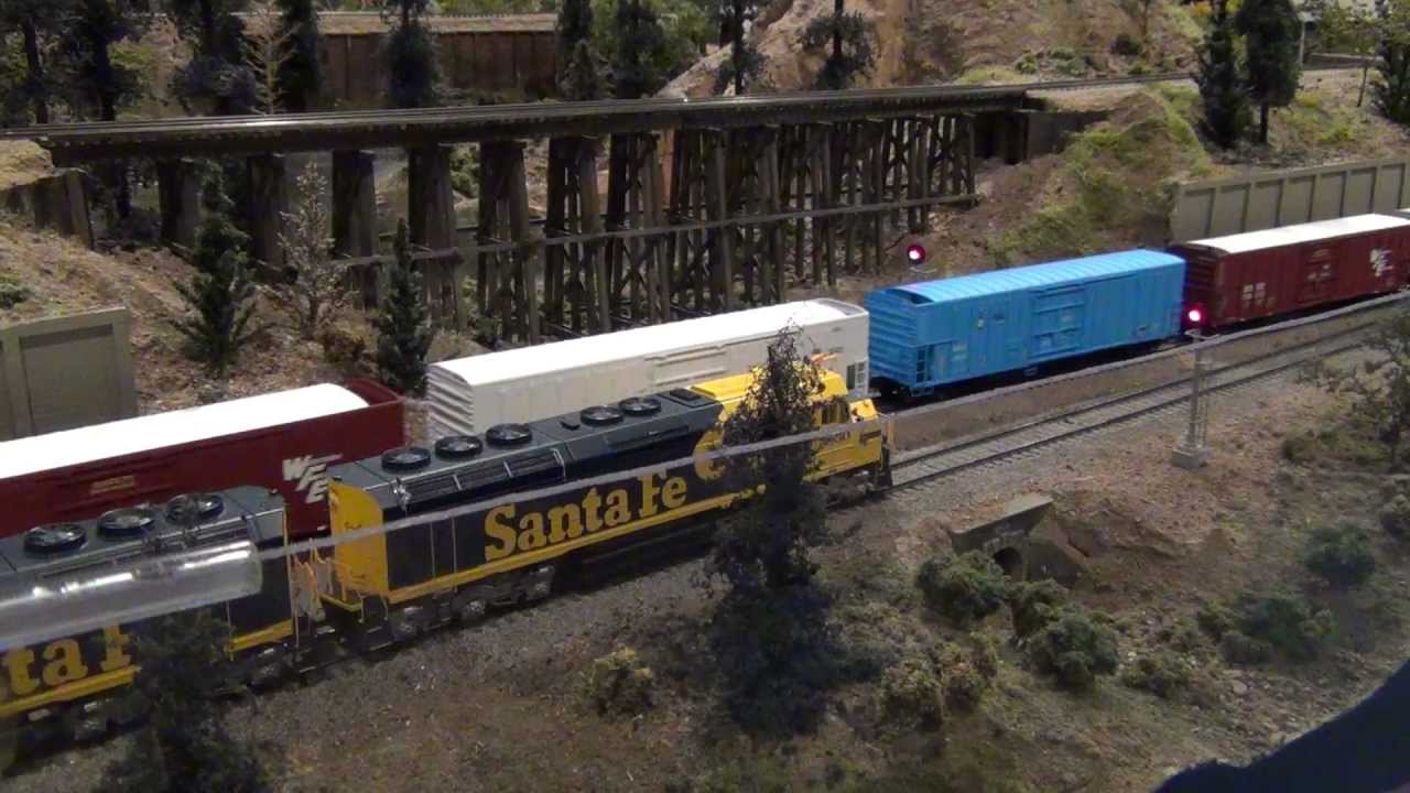 USA Patriotic ES44AC's meet Santa Fe F45's - YouTube