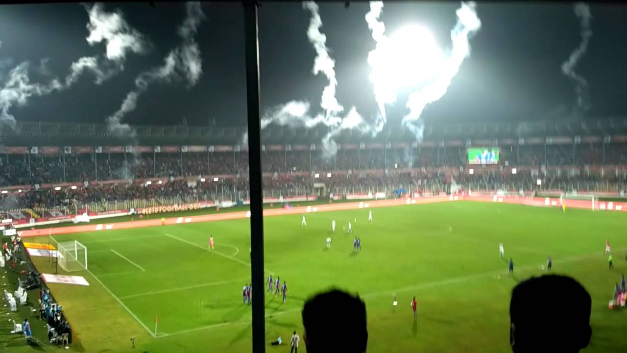 FC Goa fans celebrate after they equalize vs Pune city FC - YouTube