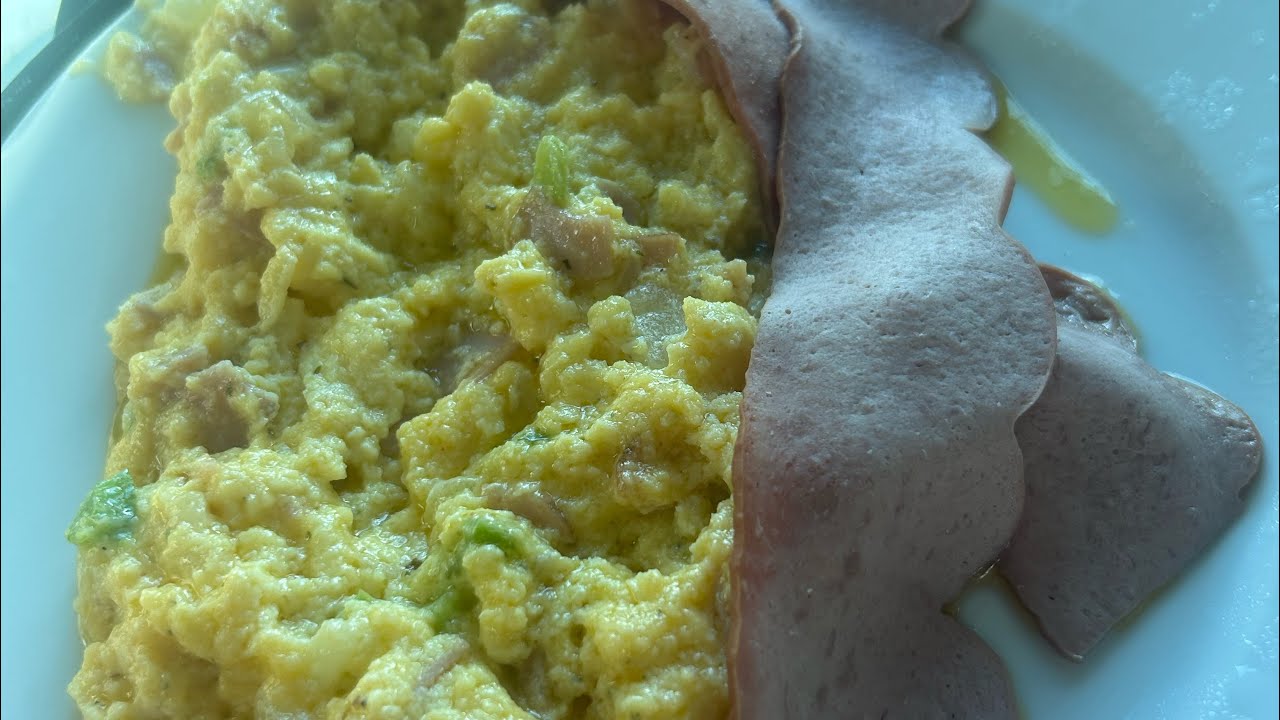 Western scrambled eggs and turkey bacon @meikosadventures - YouTube