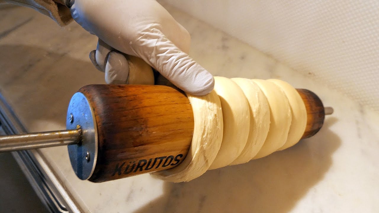 체코 전통 굴뚝빵 뜨르들로 (초코모카, 시나몬, 아몬드) 서울대입구역 샤로수길 맛집, Making Chimney Bread ...