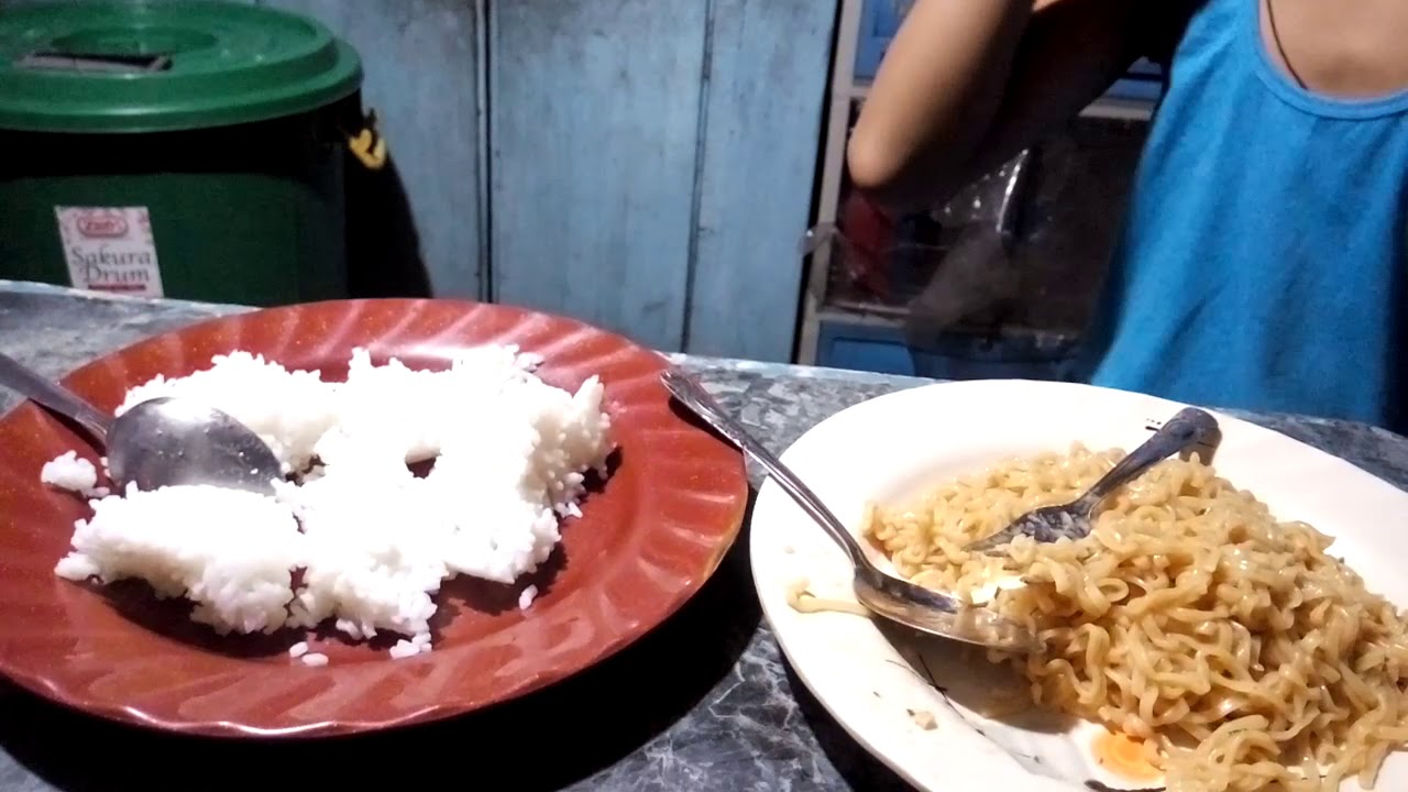 Eating pancit canton with my cousin - YouTube