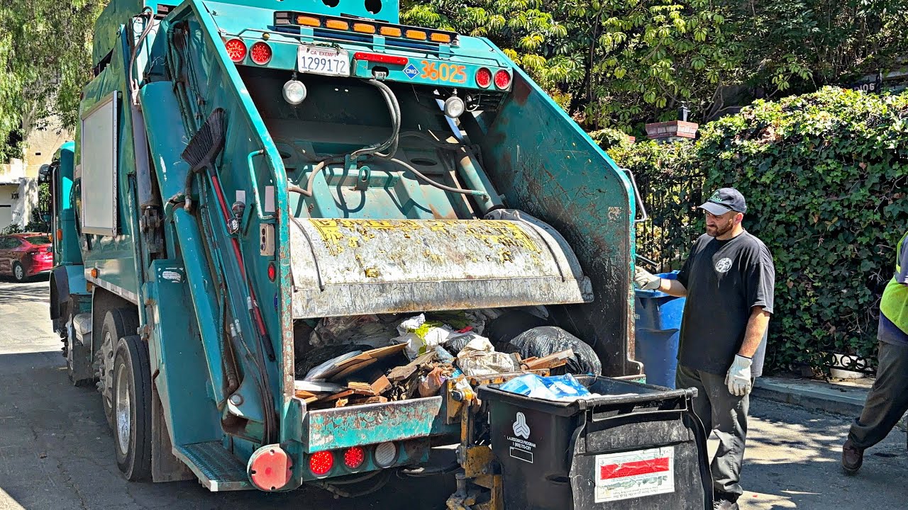 LA Sanitation: Rear Load Garbage Crew Hard At Work! - YouTube