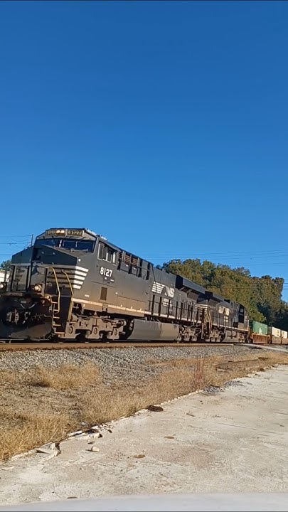 Powerful GE ES44AC Rollin "into downtown" HUGE Horn Blast x2x Norfolk Southern #8127 -#27a ...