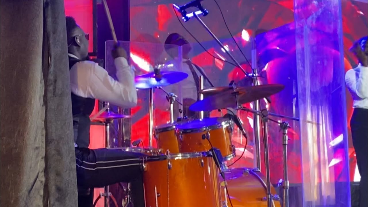CRAZIEST DRUM INTRO. || DRUMMER AND BASSIST - YouTube