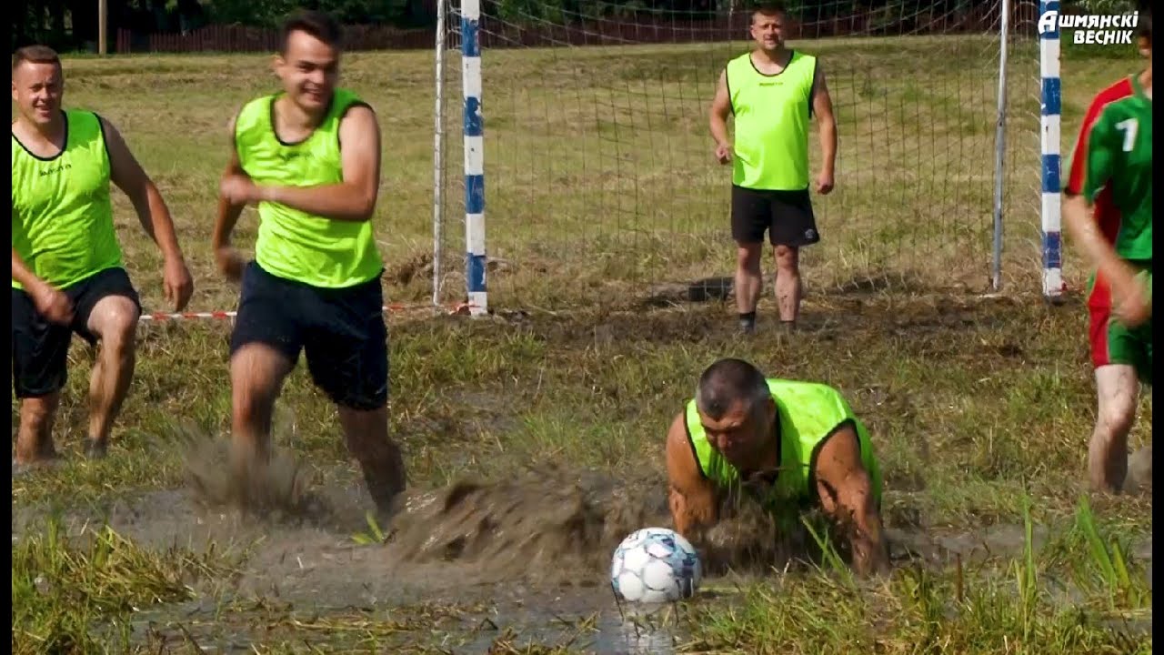 Болотный футбол в Ошмянах - YouTube