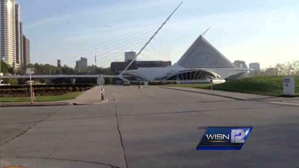 Deer visits WISN 12 News crew in Downtown Milwaukee - YouTube