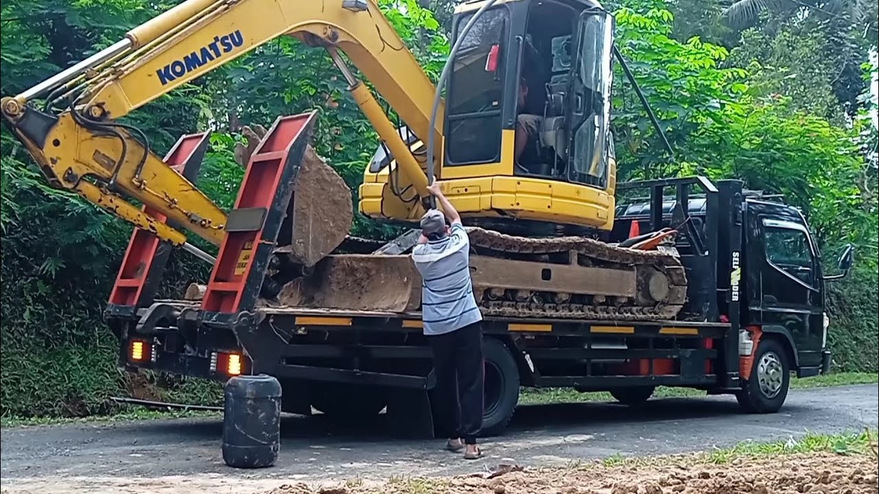 Mitsubishi HDL 136 ps Self Loader Truk Loading And Moving Excavator ...