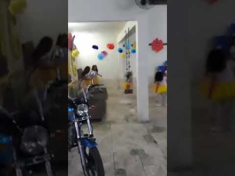 Maria Eduarda e as meninas dançando com Kaleu