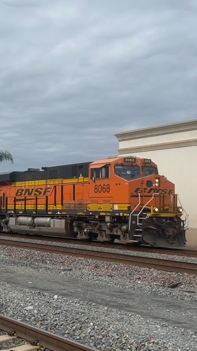 BNSF 8068 leads an eastbound S-LPKLPC through Corona, CA - YouTube