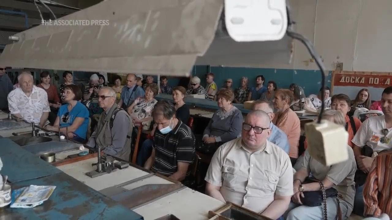 Visually impaired people struggle to cope in Ukraine - YouTube