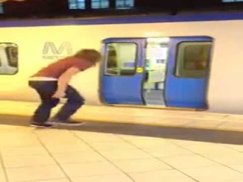 Komik Videolar  Metroya binmenin en artistik yolu