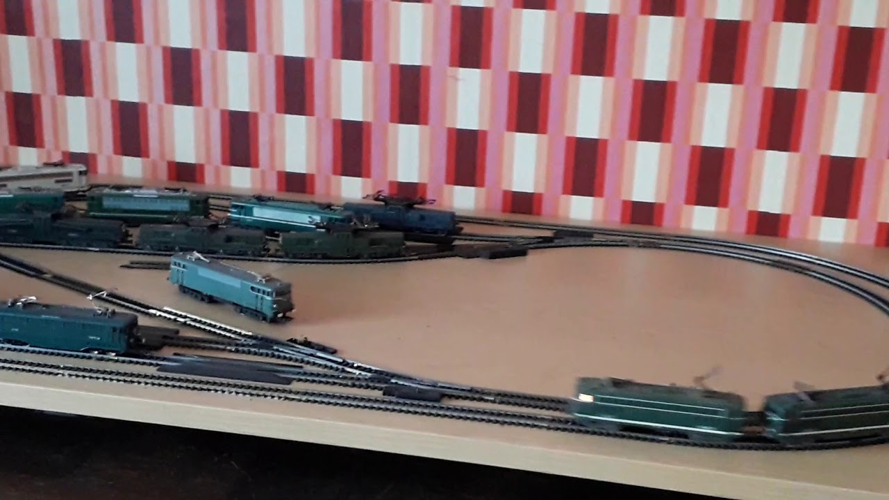 Ambiance dépôt SNCF 25000 volts avec locomotives monocourant alternatif ...