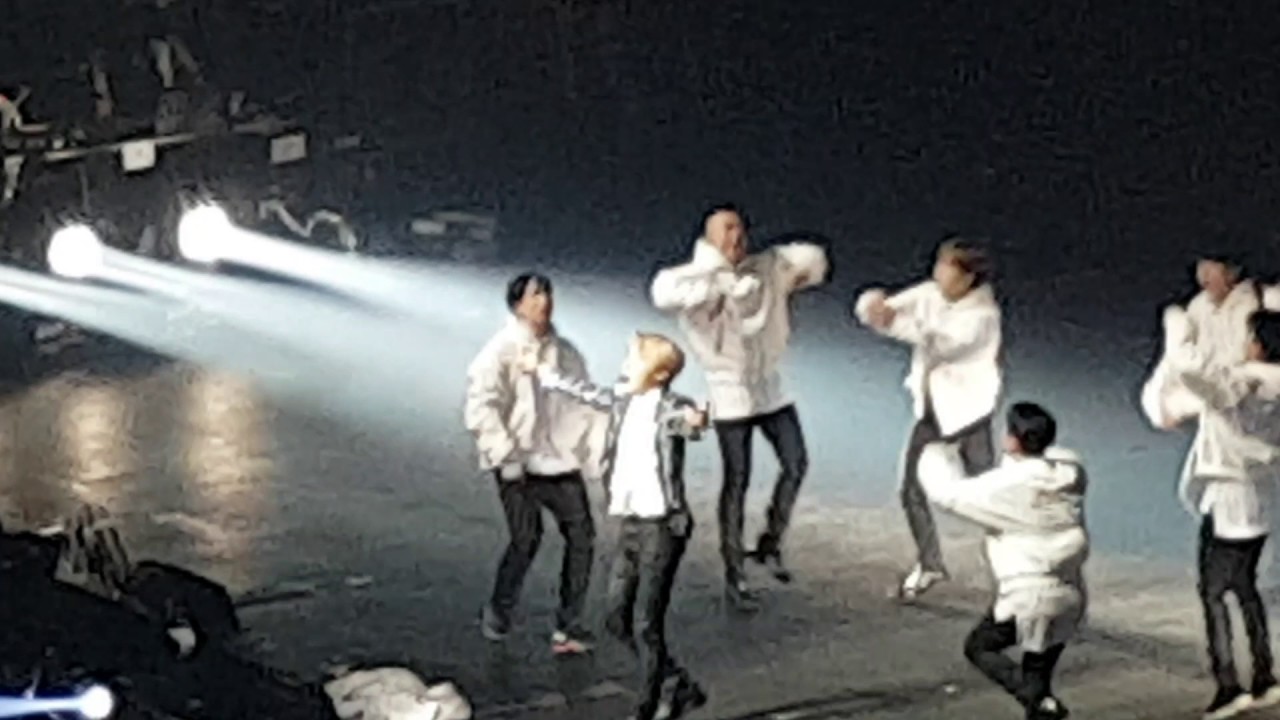 HEY MAMA solo JHope BTS The Wings Brazil BrazilHope Public WOW - YouTube