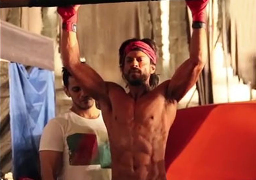 Shahrukh Khan 8 Pack Abs Workout Video For Happy New Year - YouTube