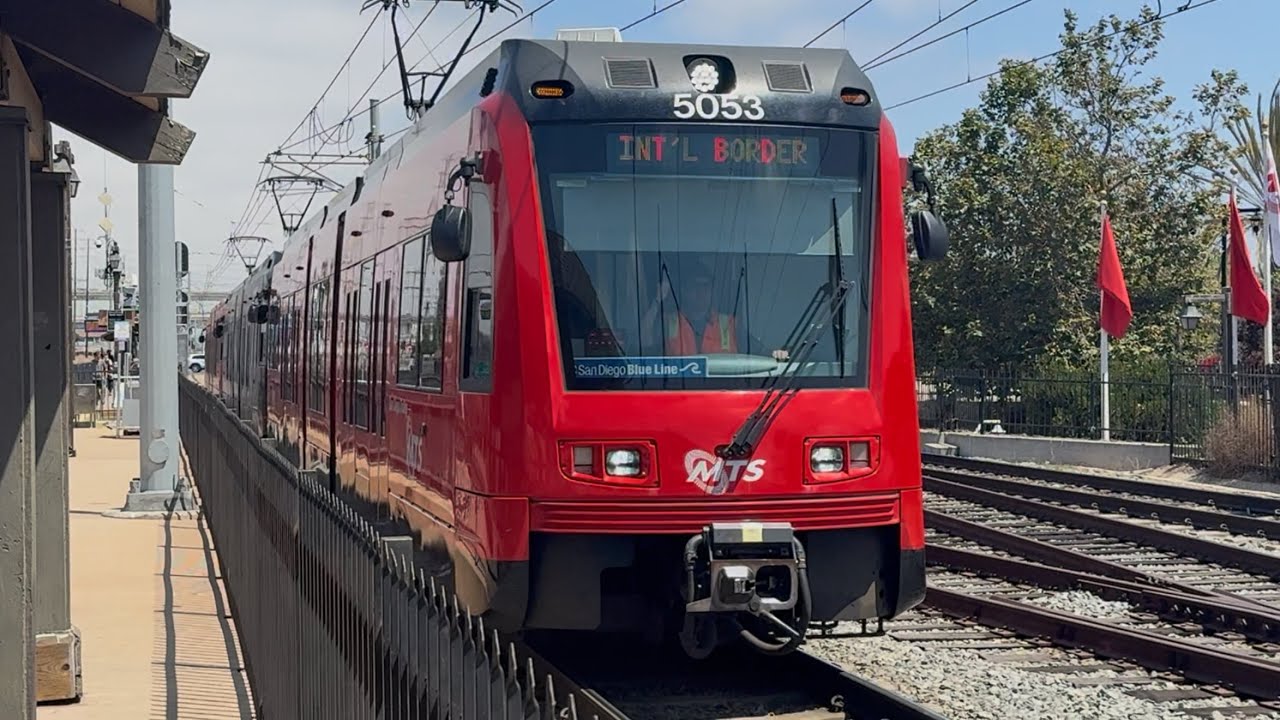 San Diego MTS Trolley Blue Line Operator Blowing Horn - YouTube