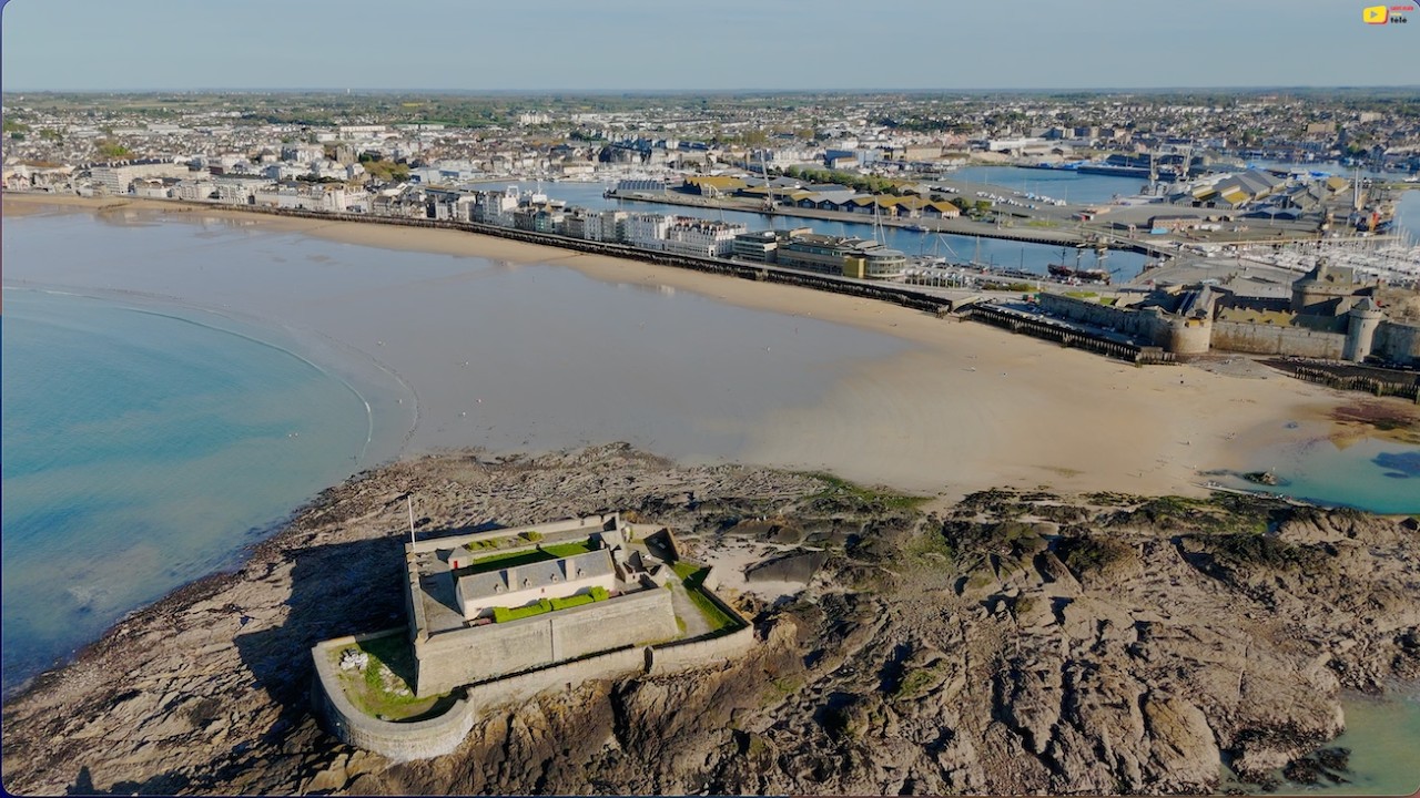 SAINT-MALO 🇲🇫 | Survol de la Cité Corsaire | Saint-Malo Bretagne Télé ...